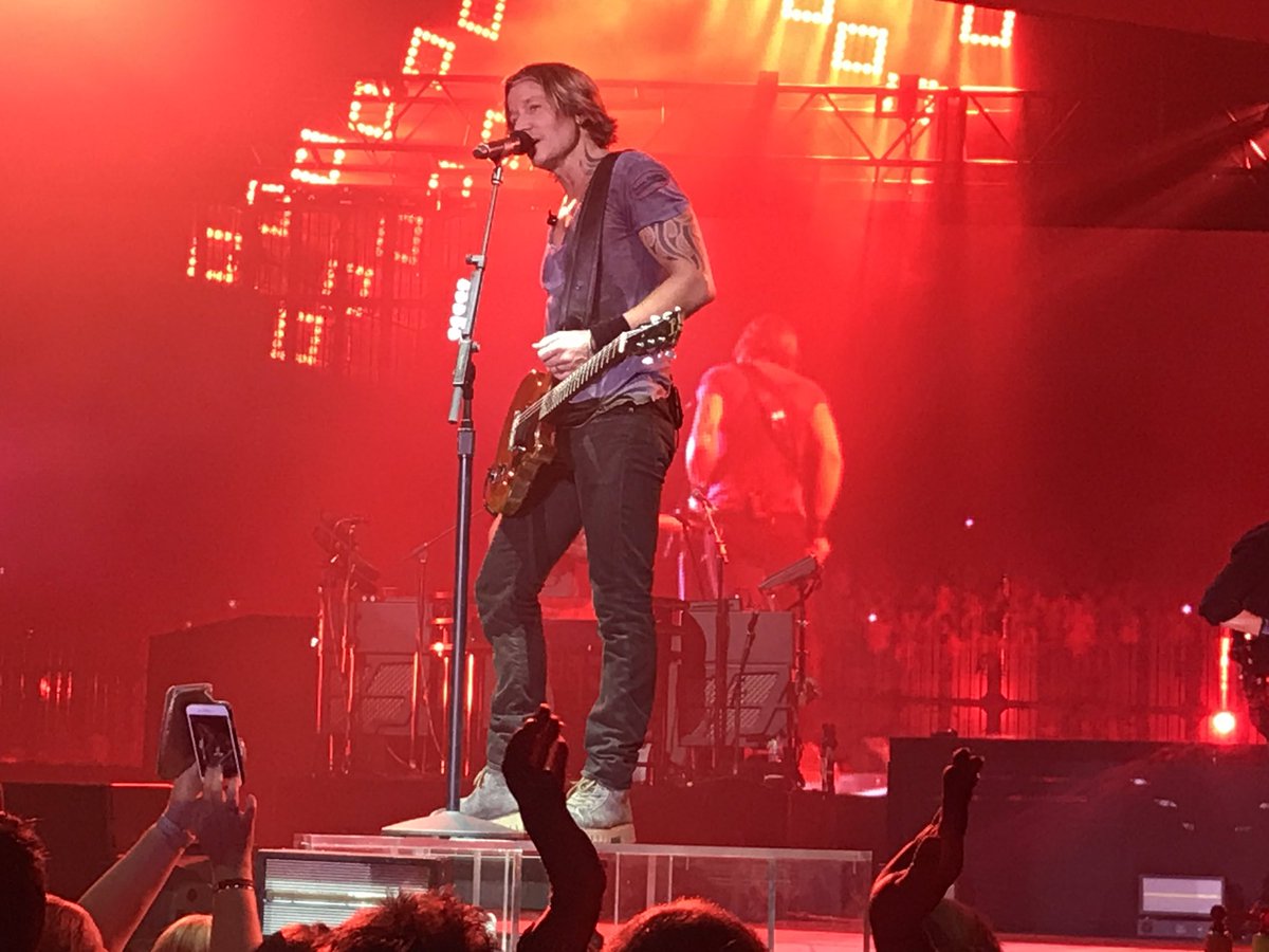Keith Urban News Update…Keith In Newcastle, NSW…First Show…*Graffiti U ...