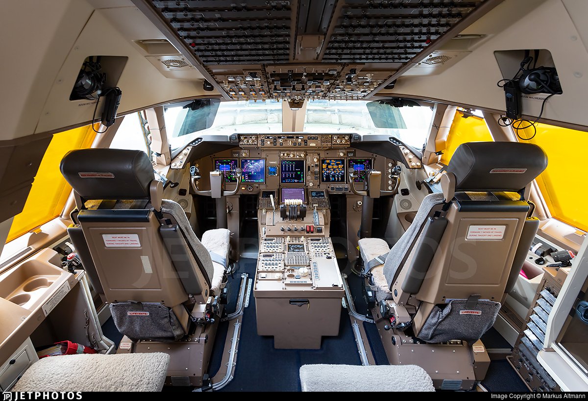 Boeing 747 100 Cockpit