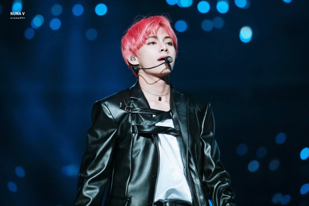 KPOPINA on Twitter: "بجانب تحطيمه 8 أرقامٍ قياسية، ها هو V من BTS يصبح أسرع فنانٍ كوري يصل إلى ...