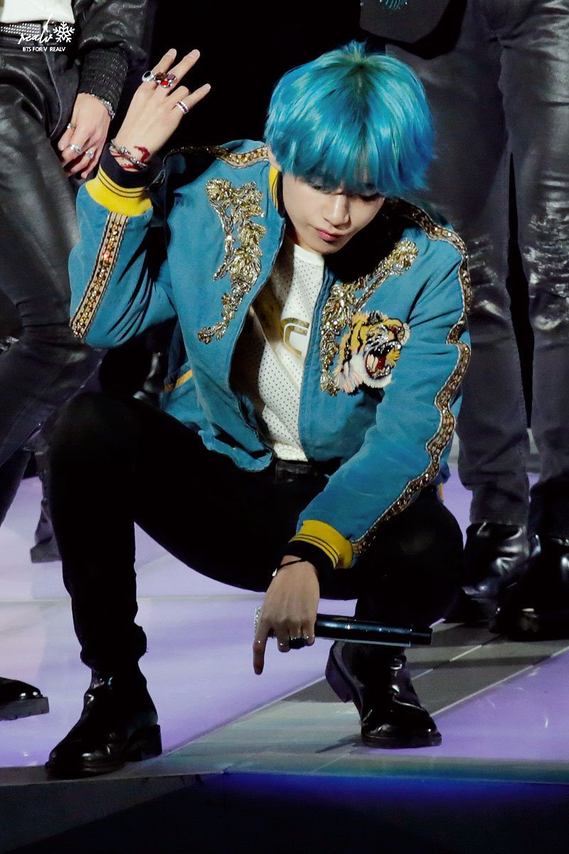 KPOPINA on Twitter: "بجانب تحطيمه 8 أرقامٍ قياسية، ها هو V من BTS يصبح أسرع فنانٍ كوري يصل إلى ...