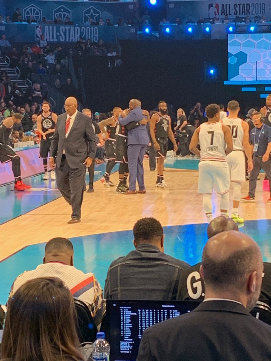 Magic Johnson and LeBron James with a hug during a timeout. : r/lakers