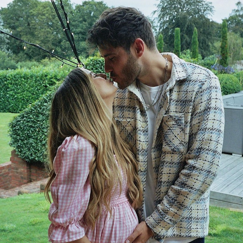 Zoella And Alfie Kissing