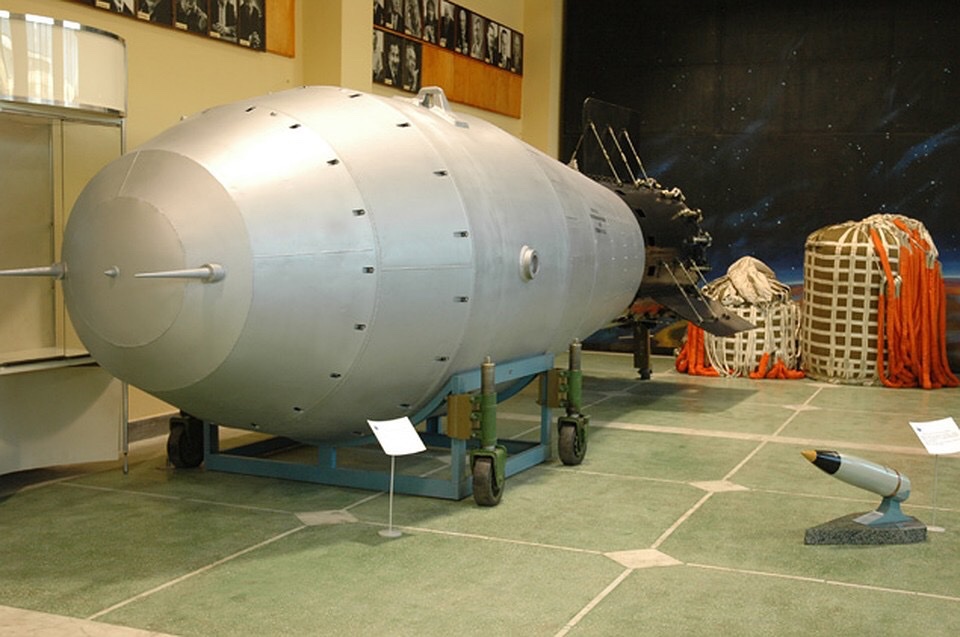 NUKES on Twitter: "The largest and smallest soviet nuclear weapons - the AN602 thermonuclear ...