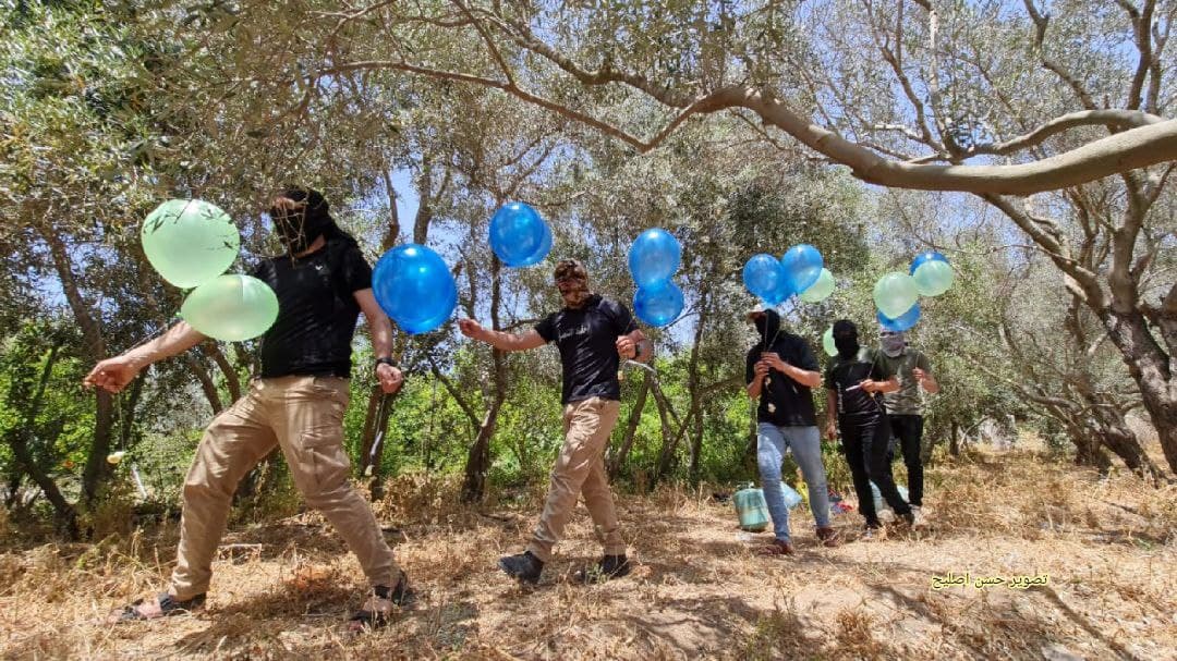 وكالة شهاب للأنباء On Twitter صور شبان فلسطينيون يطلقون بالونات