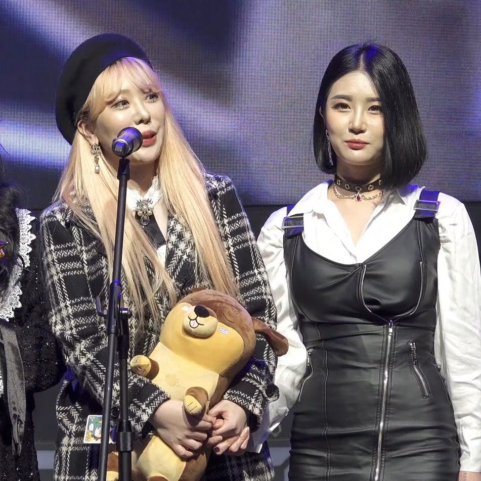 zia and bomi holding hands