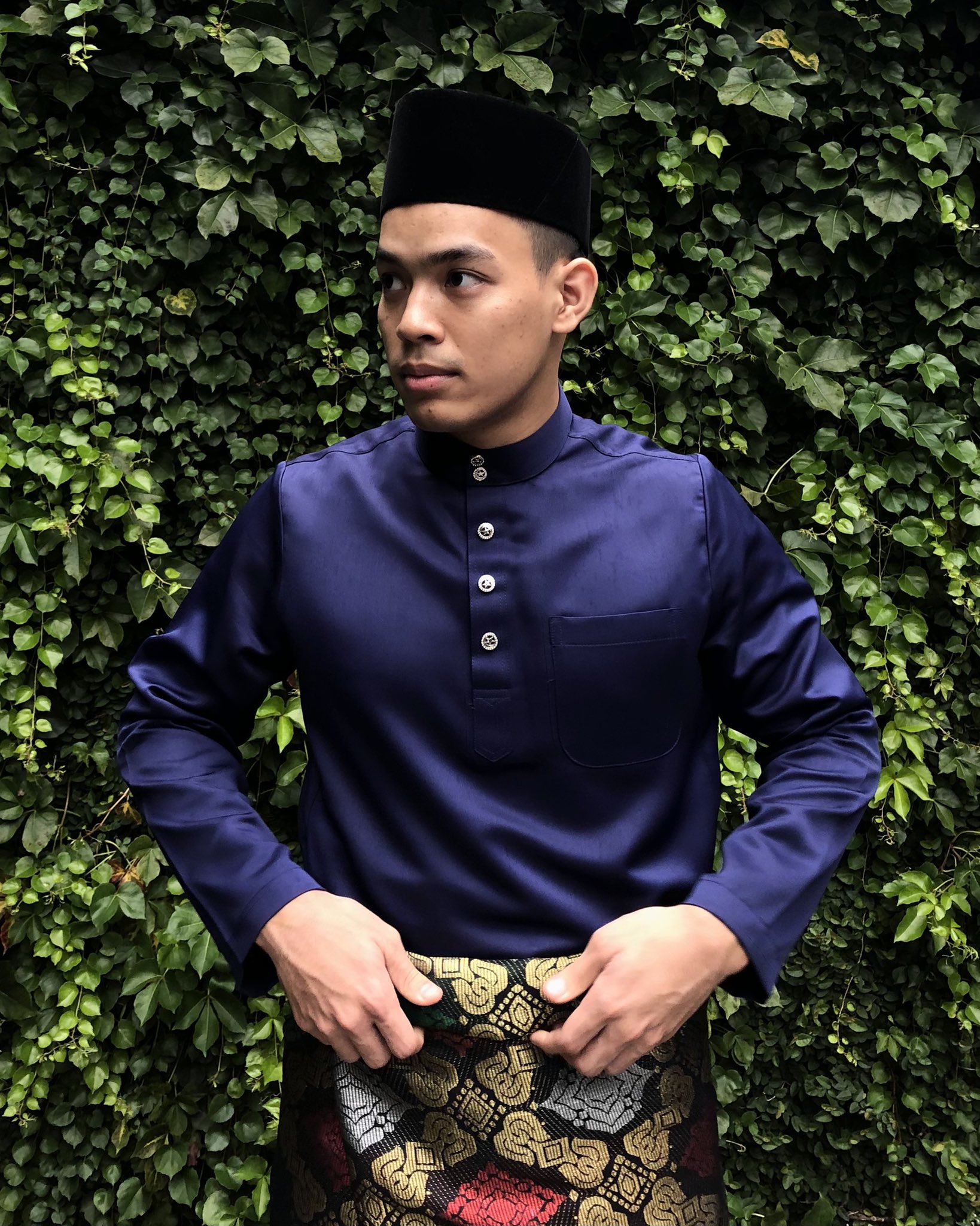 Gambar Lelaki Pakai Baju Melayu - Neil Cornish