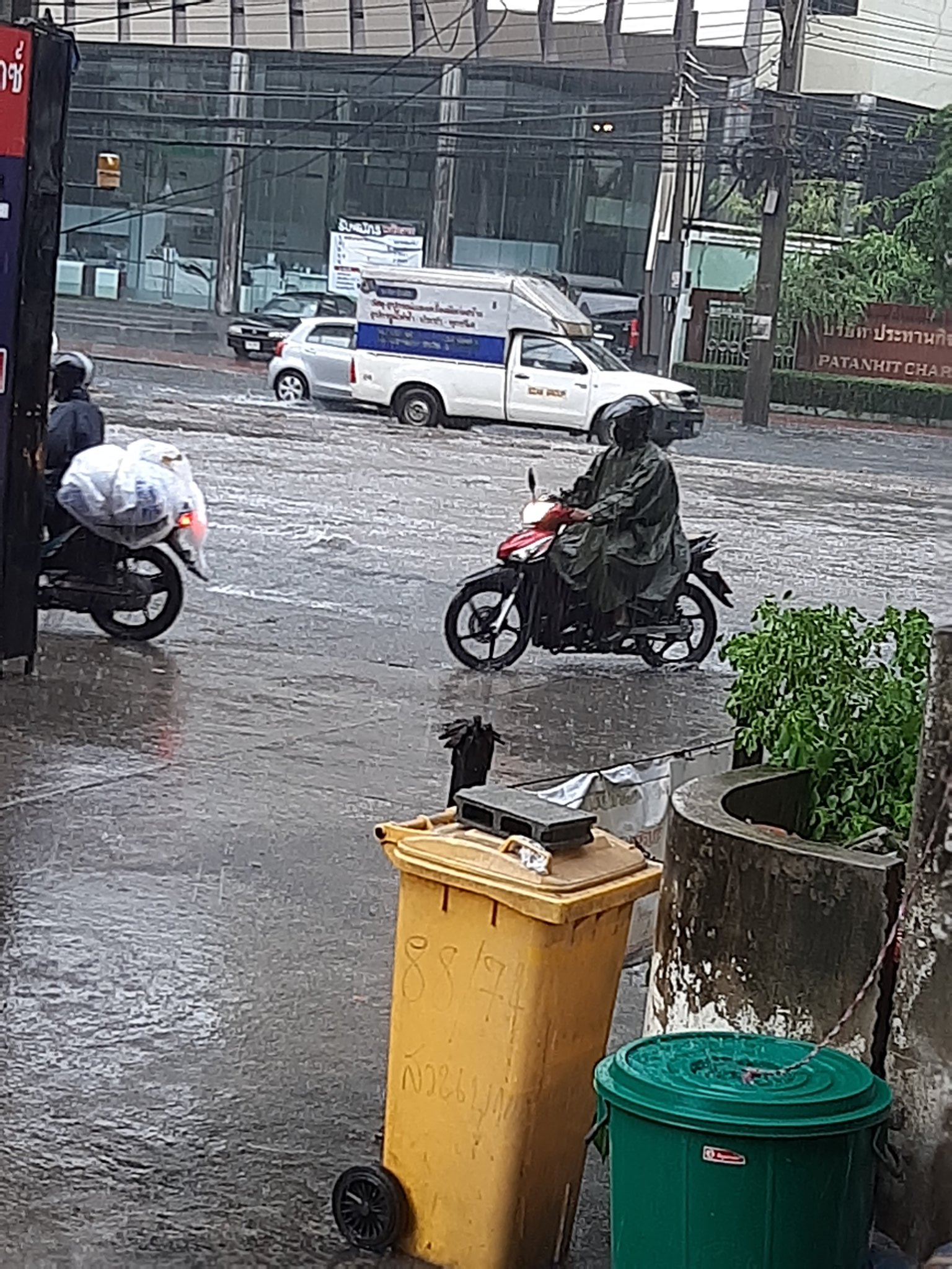 JS100 on Twitter: "RT@Mamamom68762091 บริเวณก่อนถึงซีคอนบางแค แถววัดรางบัว มีน้ำท่วมขังทั้ง 2 ...