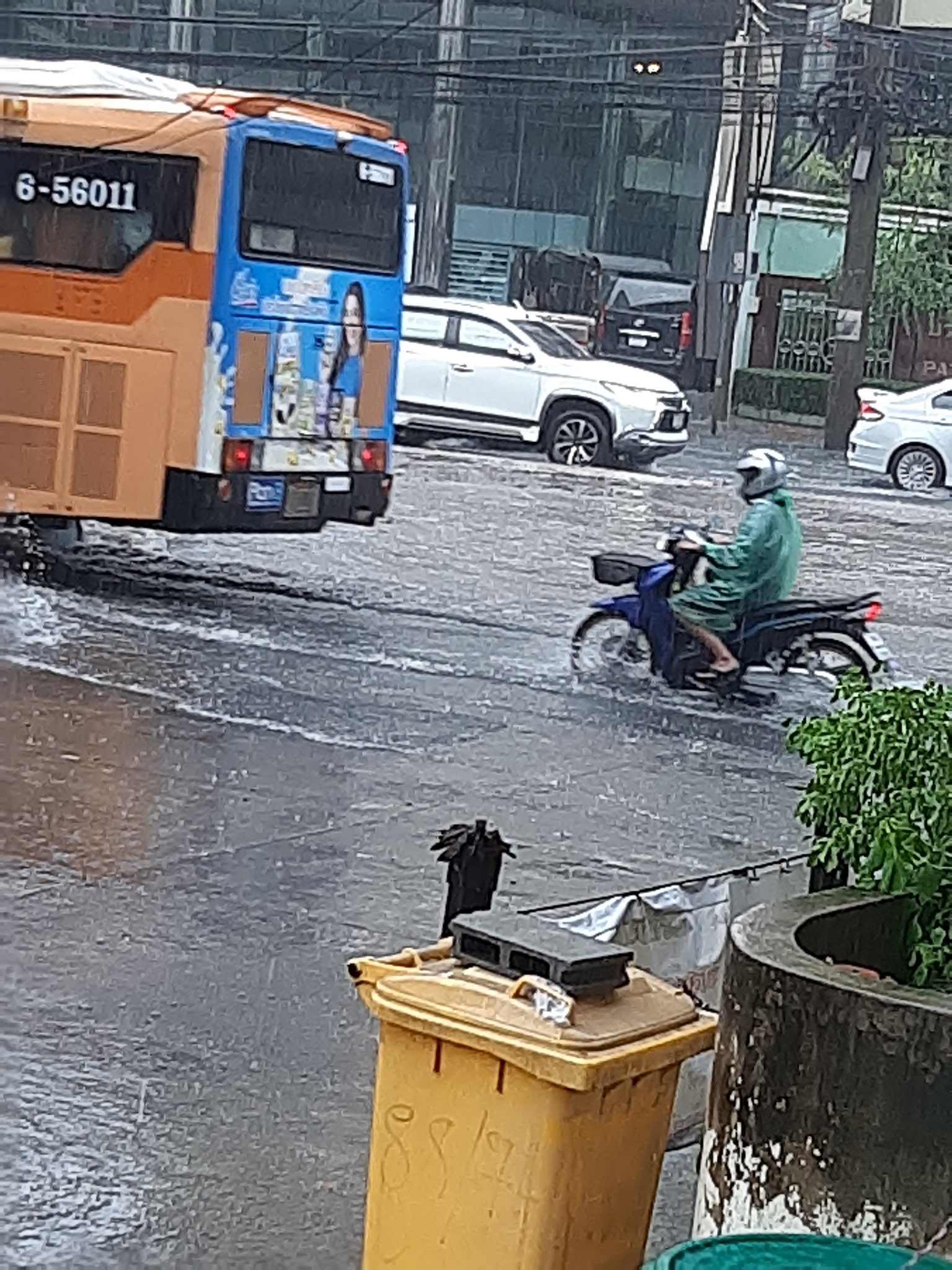 JS100 on Twitter: "RT@Mamamom68762091 บริเวณก่อนถึงซีคอนบางแค แถววัดรางบัว มีน้ำท่วมขังทั้ง 2 ...