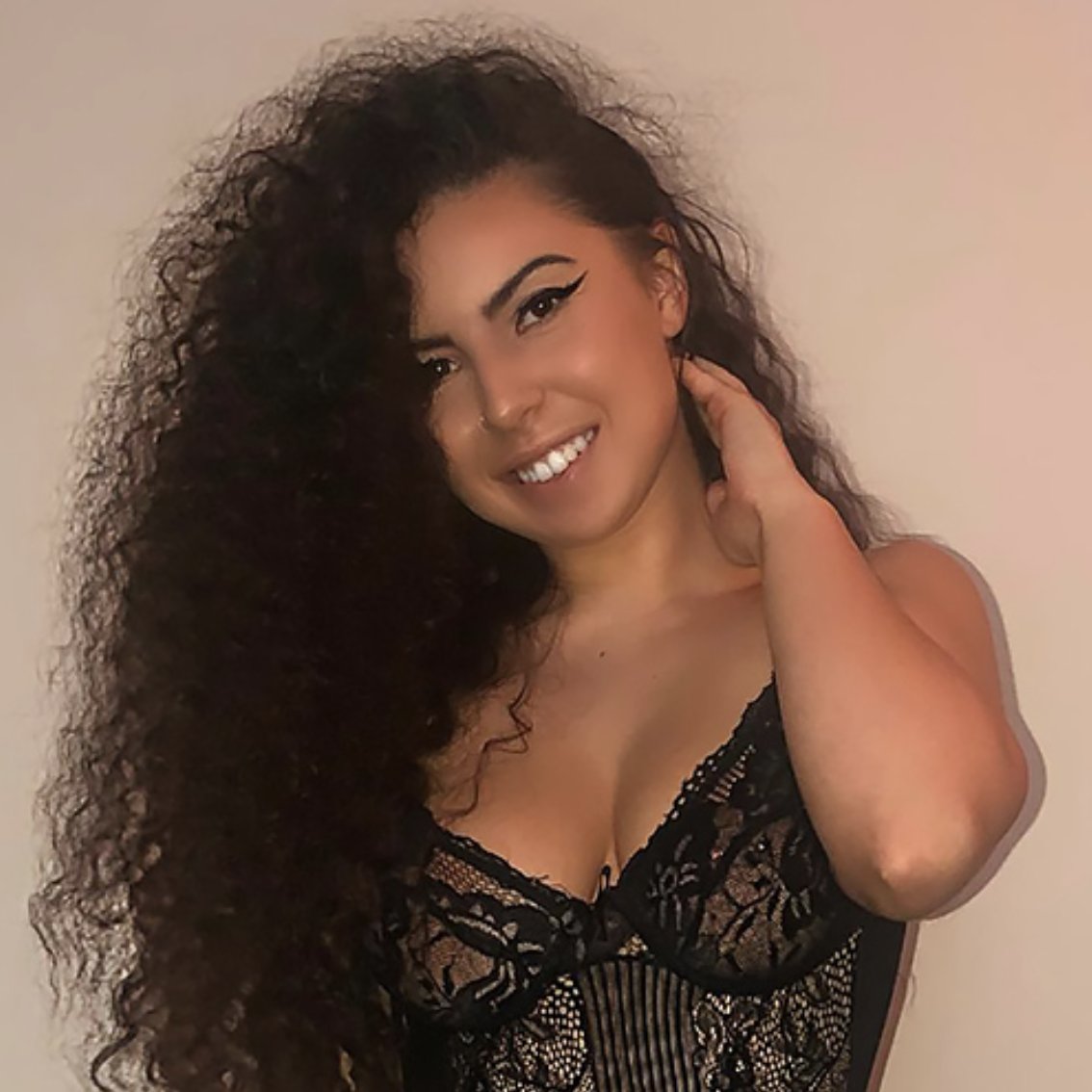 S66 Cams on Twitter: "Keep a smile on your face by getting to know these stunners this afternoon ...