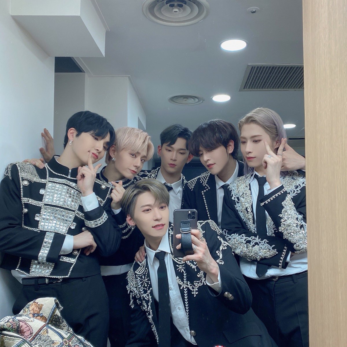 ONEUS on Twitter: "[#ONEUS] 원어스의 컴백 시작을 함께해 주신 우리 투문 항고사🙌🏻🖤 우리 투문 이번 'BINARY CODE' 앨범도 잘 부탁드리며 ...