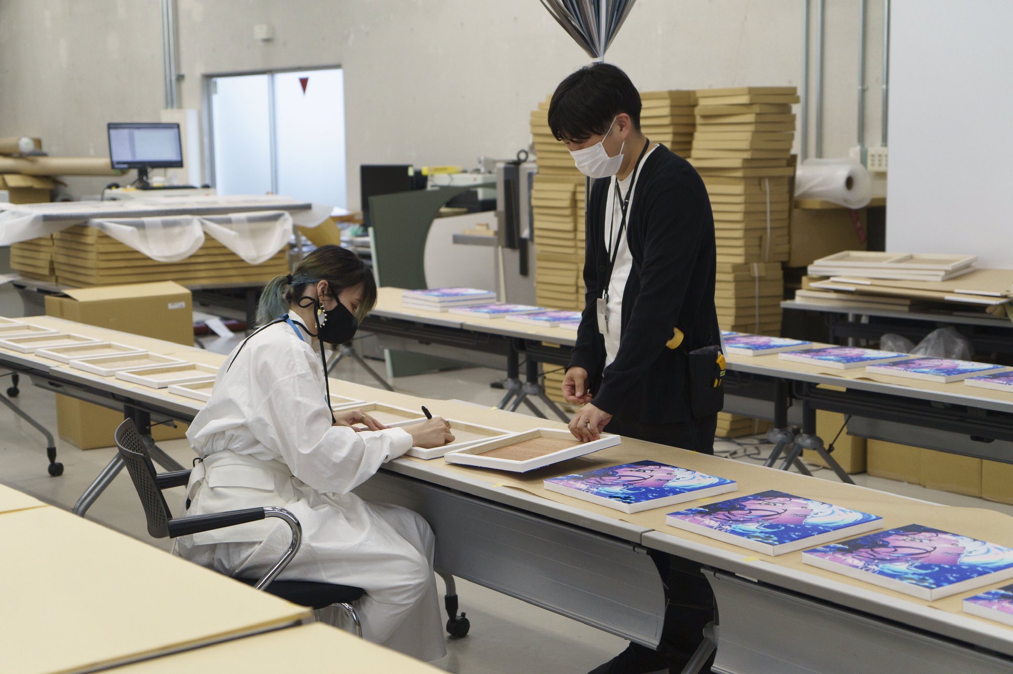 FLAT LABO on Twitter: "米山舞さん（@yoneyamai ）が作品のサイン入れに来てくださいました！ サインが入ると作家の方の息吹が吹き込まれますね。 アクリル作品『A ...