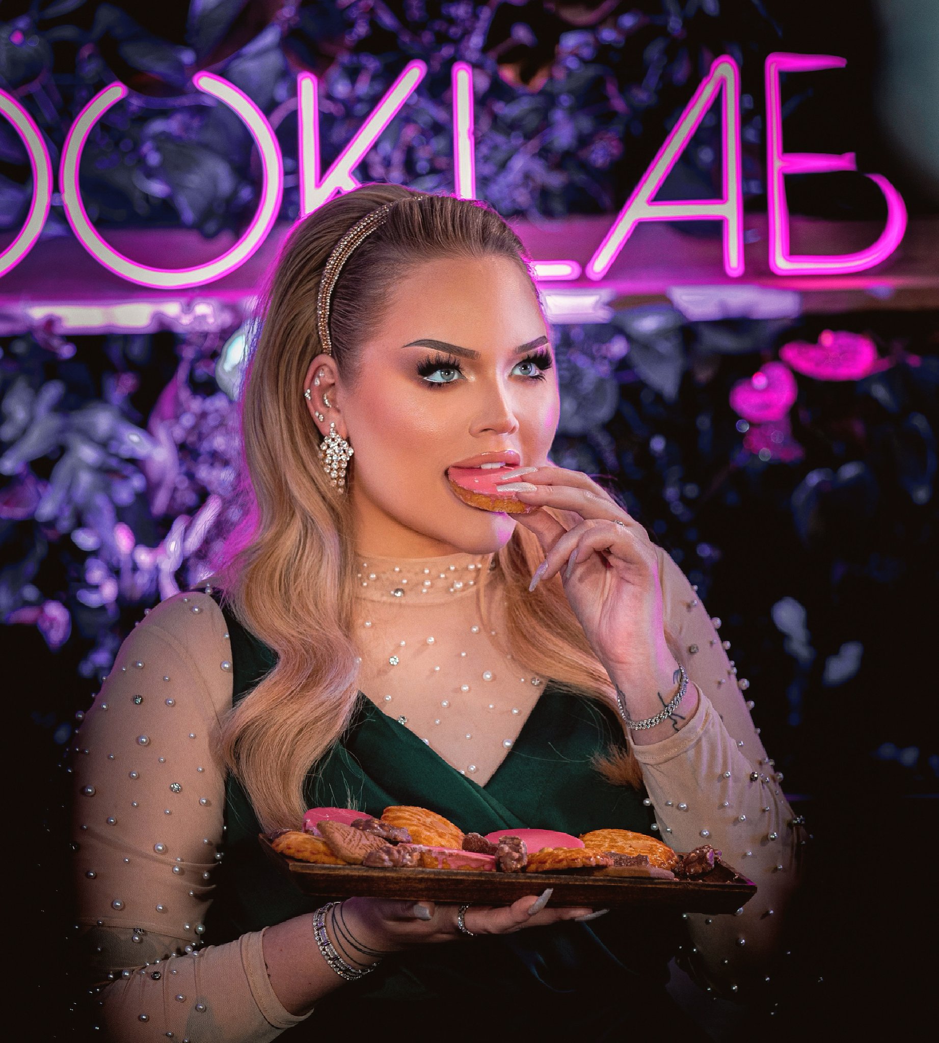 NikkieTutorials on Twitter: "when the artists leave my LookLab studio this is what REALLY goes ...