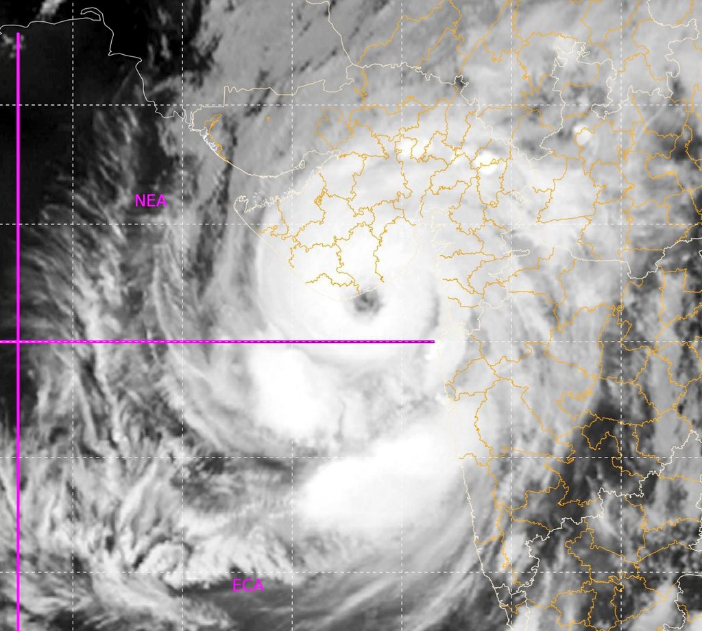 Tauktae cyclone landfall at Gujarat coast | DeshGujarat