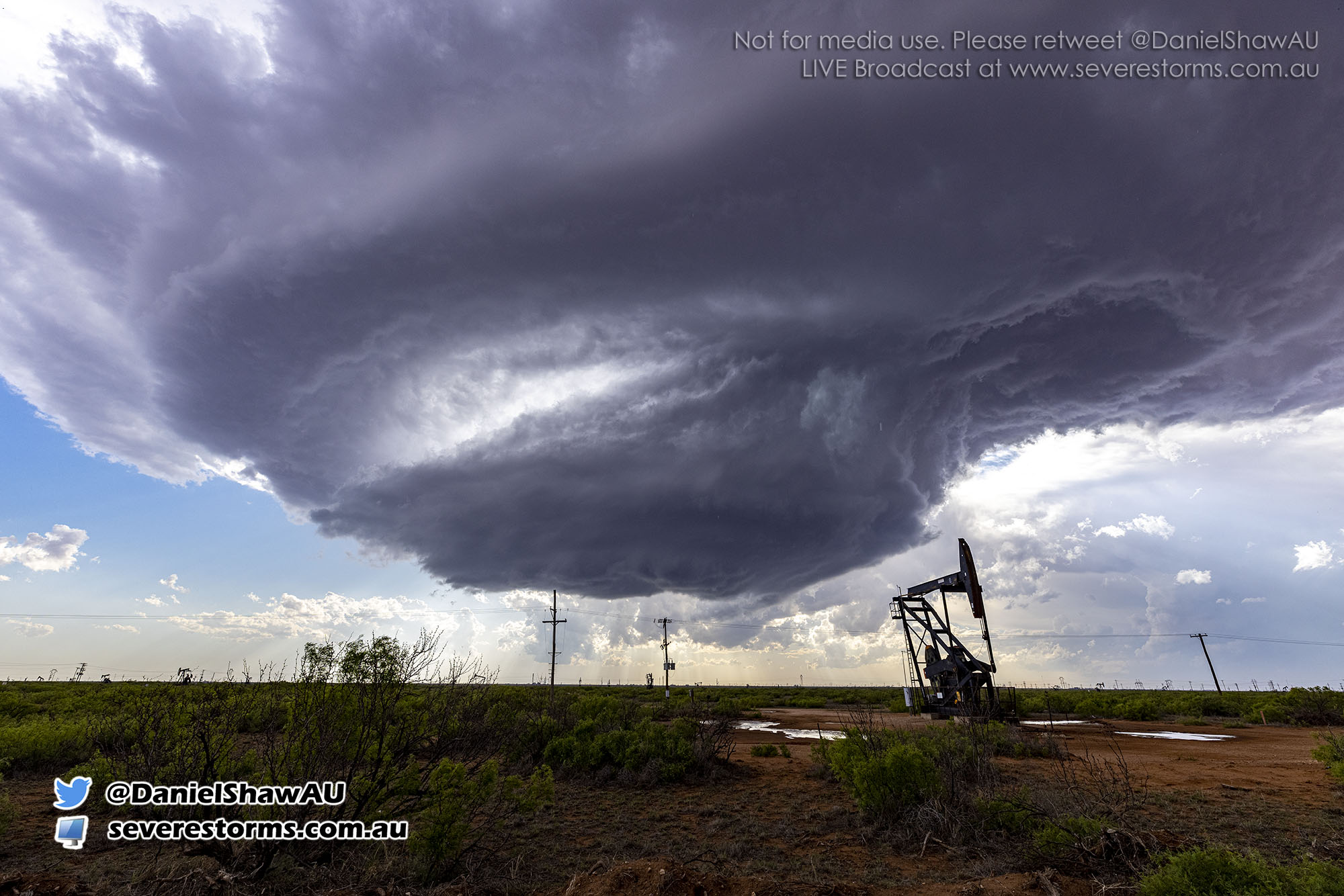 Daniel Shaw on Twitter: "Incredible structure on the rotating updraft near Sundown, Texas. Watch ...