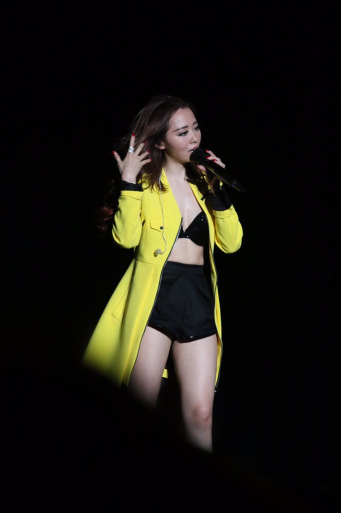 Iyqaqyi On Twitter 张靓颖演唱会 你的乳环女神 穿个内衣就上台蹦 Qn3syihkgr Twitter