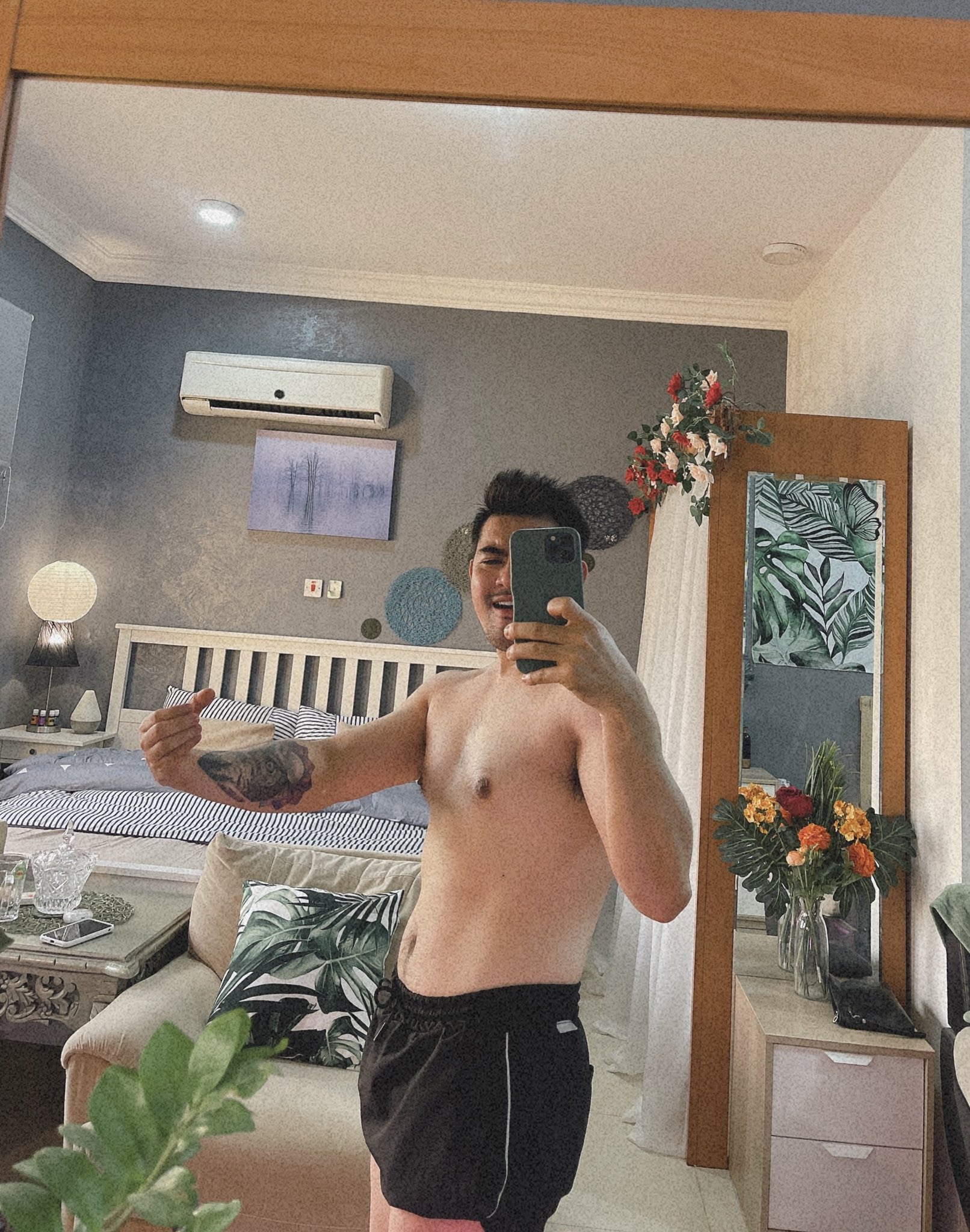 Izz Alden on Twitter: "I'm learning to love myself here. 💪🏻 ️ https://t.co/1XwoJ3ViAC" / Twitter