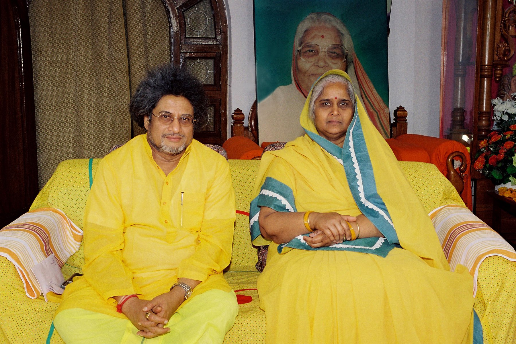 Dr. Chinmay Pandya #AWGPwithINDIA #COVID19 on Twitter: "श्रद्धेयद्वय को उनके विवाह दिवस की ५०वीं ...