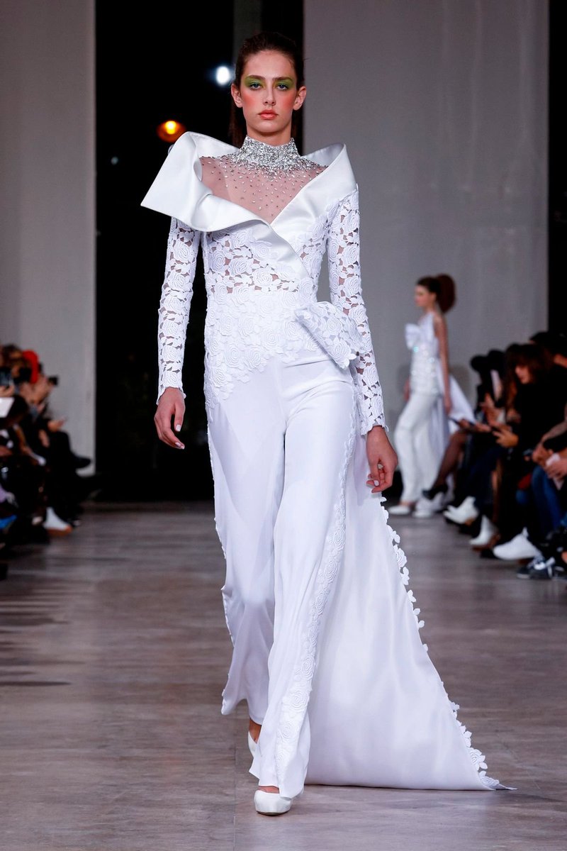 Aurelia Cotta on Twitter: "Just zoomed in, and that is a band of fabric ...