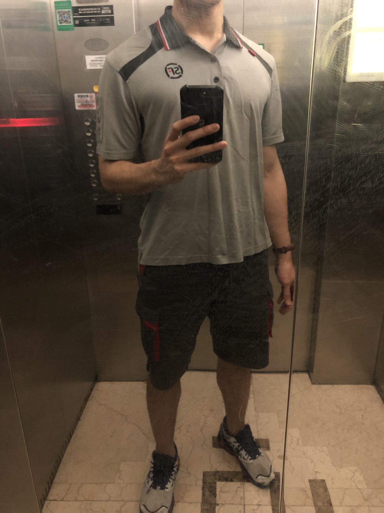 顺丰小哥请联系我 On Twitter 这是顺丰二线的上衣。我原本以为这样穿着去剪头发很低调,没想到还是被理发师认出来了。洗头的时候,他问我是送哪里的顺丰小哥,我跟他说我不是,只是觉得这