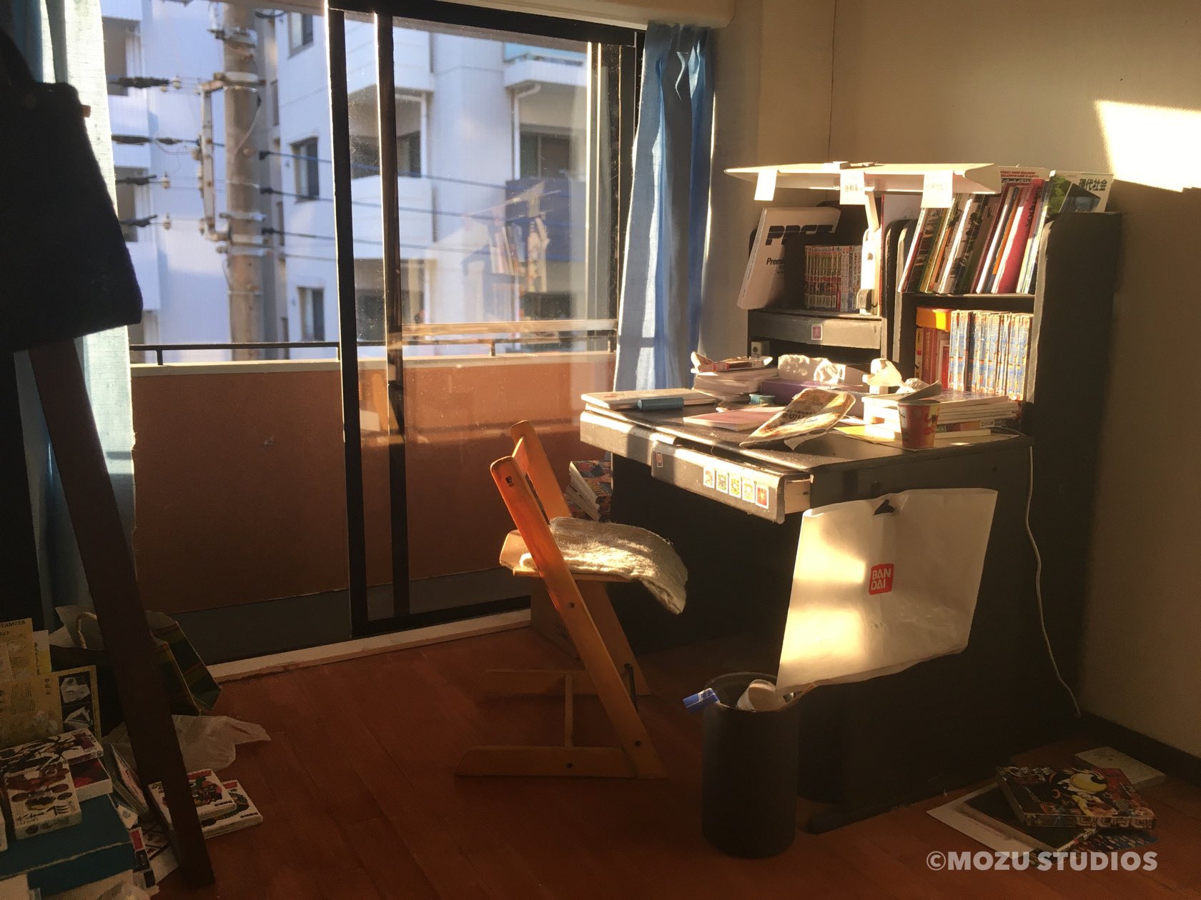 Mozu on Twitter: "もともとはリアルなミニチュアを制作していましたが、リアルすぎてミニチュアという事に気がついてもらえないのが悔しくて、隣にコンセントを置いたのが「こびと ...