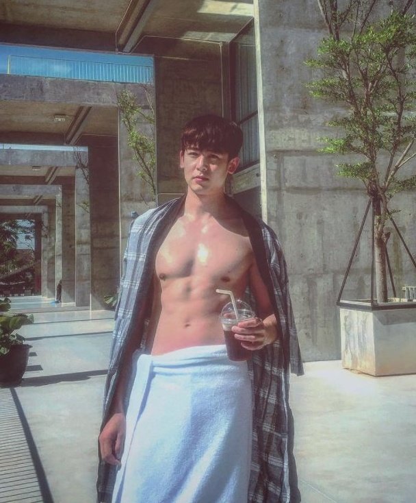 Nichkhun Body 2PM′s Wooyoung Shows Off Beastly Muscles For 'Men's