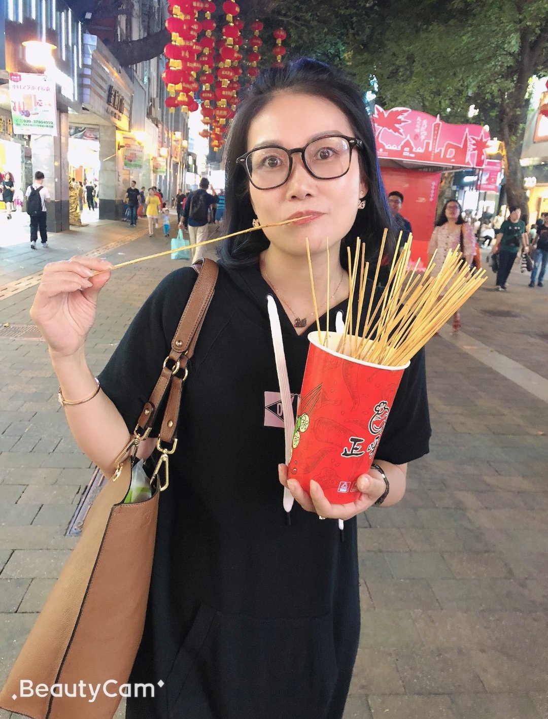 反差婊曝光大全 On Twitter 投稿资源,骚母狗贱妈不为人知的一面,大奶人妻最败火 人妻 美臀 大屁股 肥臀 蜜桃臀 私