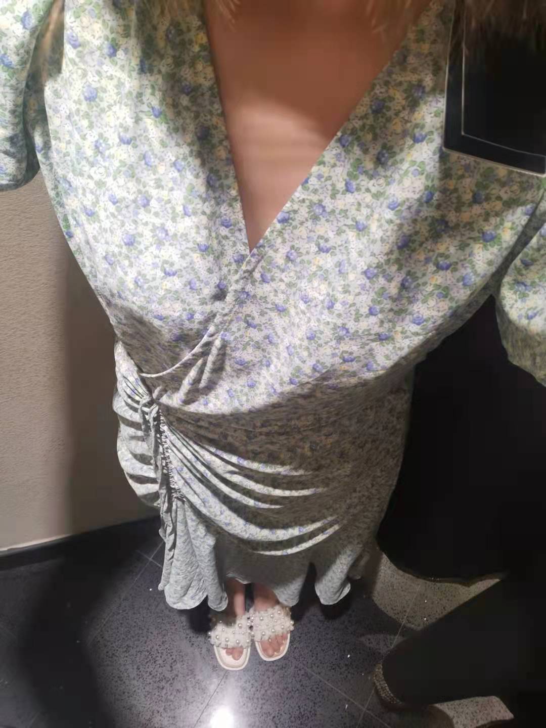 成都淫妻 On Twitter 骚货老婆的第一次微露,在试衣间裸露,她说当时超想自慰,在汽车上的露出。骚逼老婆说喜欢被别的男人看,希望突然有一个男人闯进来强奸她。