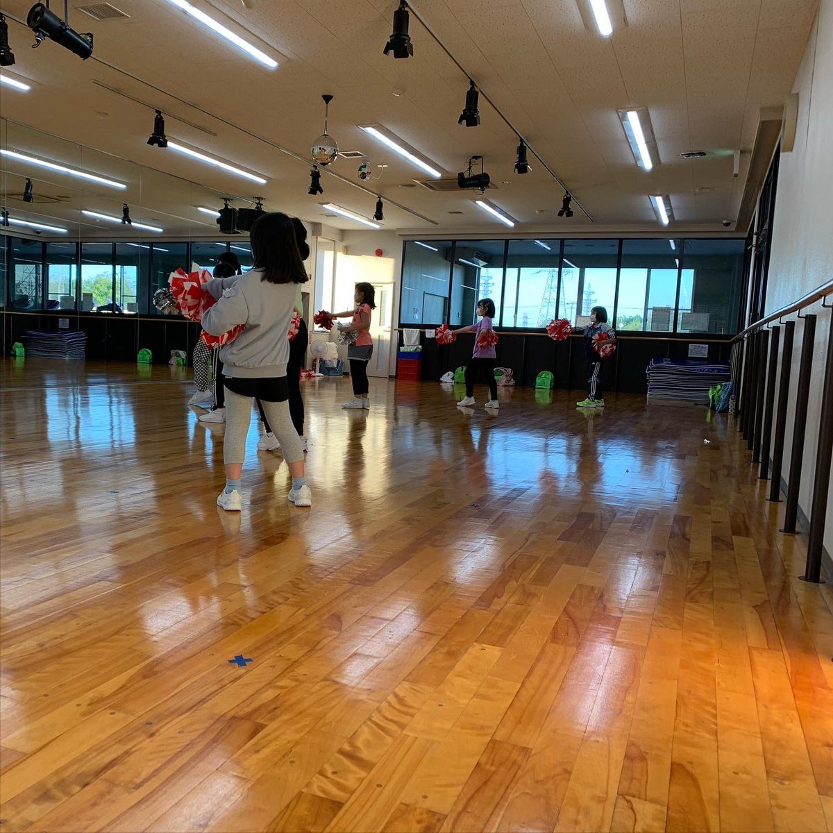 スポーツコミュニティ ブリック on Twitter: "【月曜日のスクール】 キッズチアダンス🎀 カラフルなポンポンを持ってかわいく踊ります♪ バス送迎もあります🚌 お問い合わせお待ちして ...