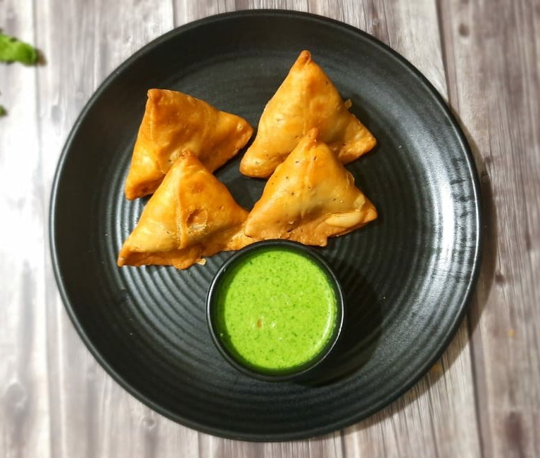 Samosa With Green Chutney