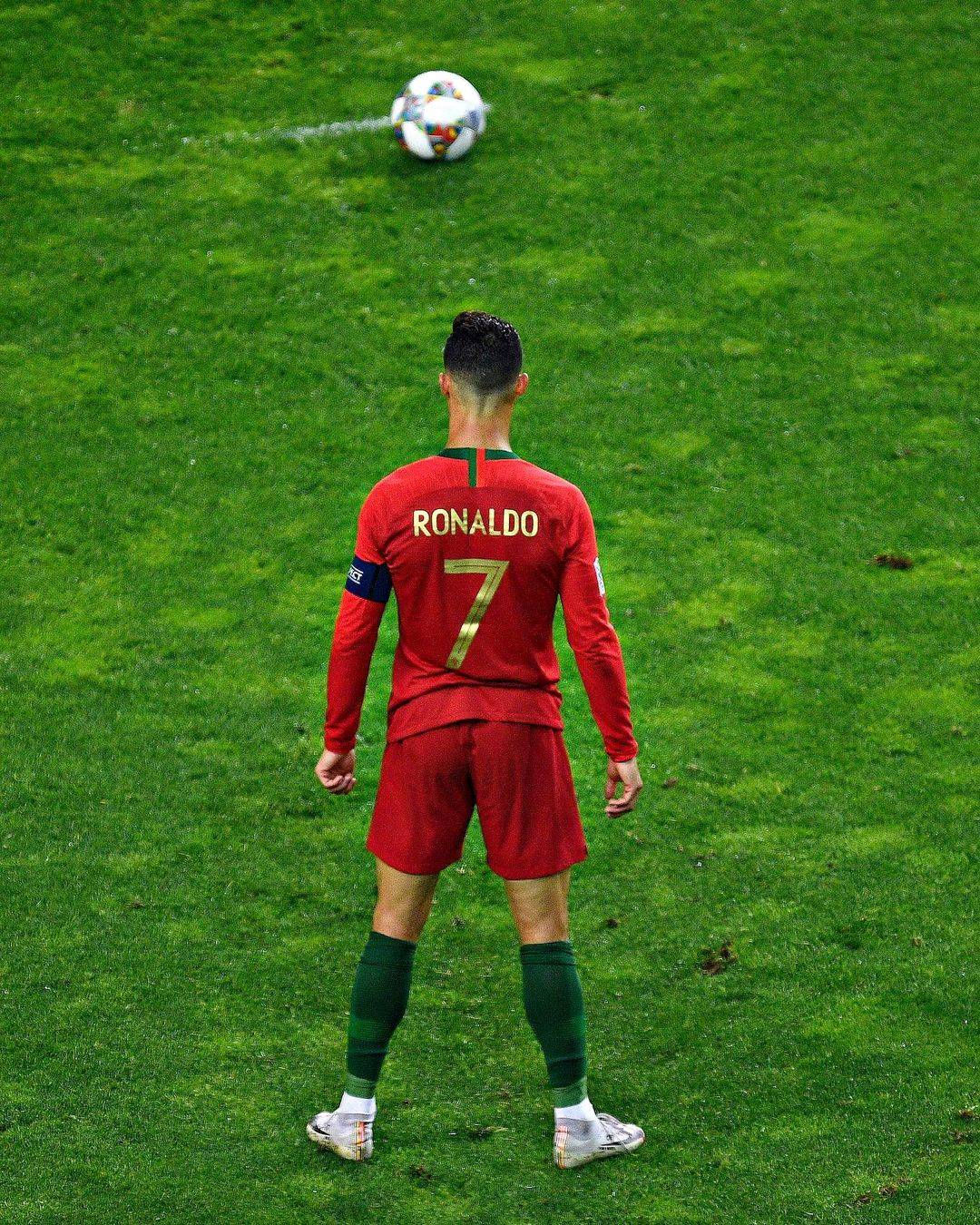 Cristiano Ronaldo Free Kick Stance Wallpaper