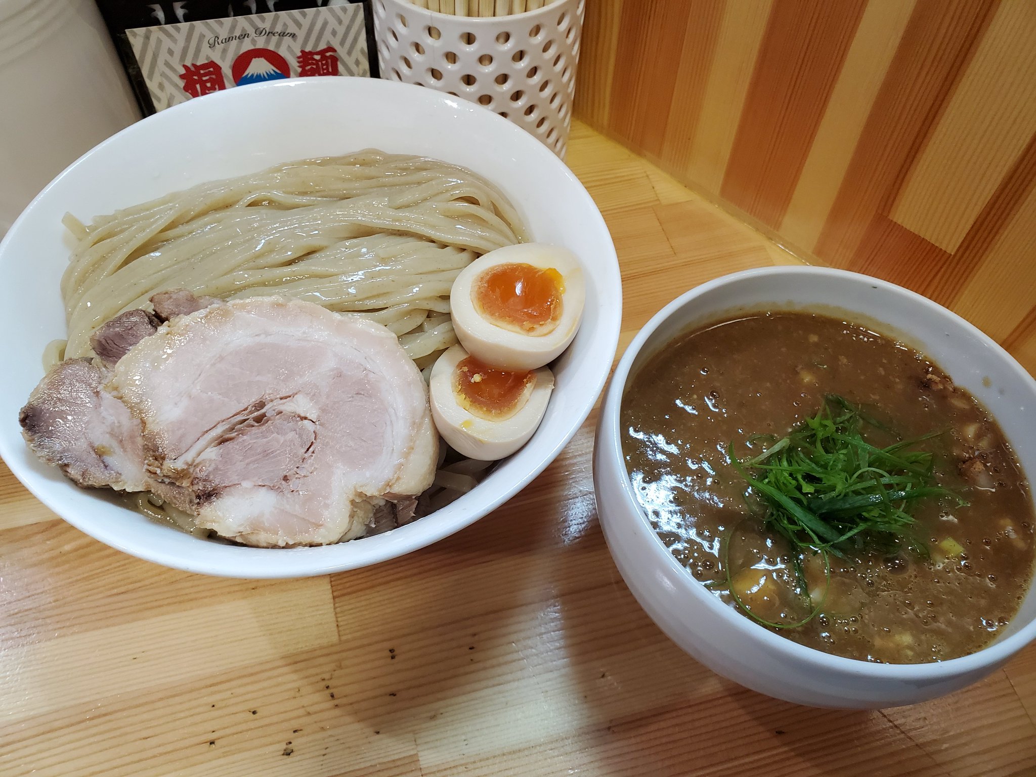 ヤボ夫 On Twitter お昼は加島の「桐麺本店」にて「カレーつけ麺」を。鬱陶しい梅雨空と湿気を吹っ飛ばすカレーの刺激と鶏ベースの旨味、何より店主自慢の麺が絡み合って満足度マックス