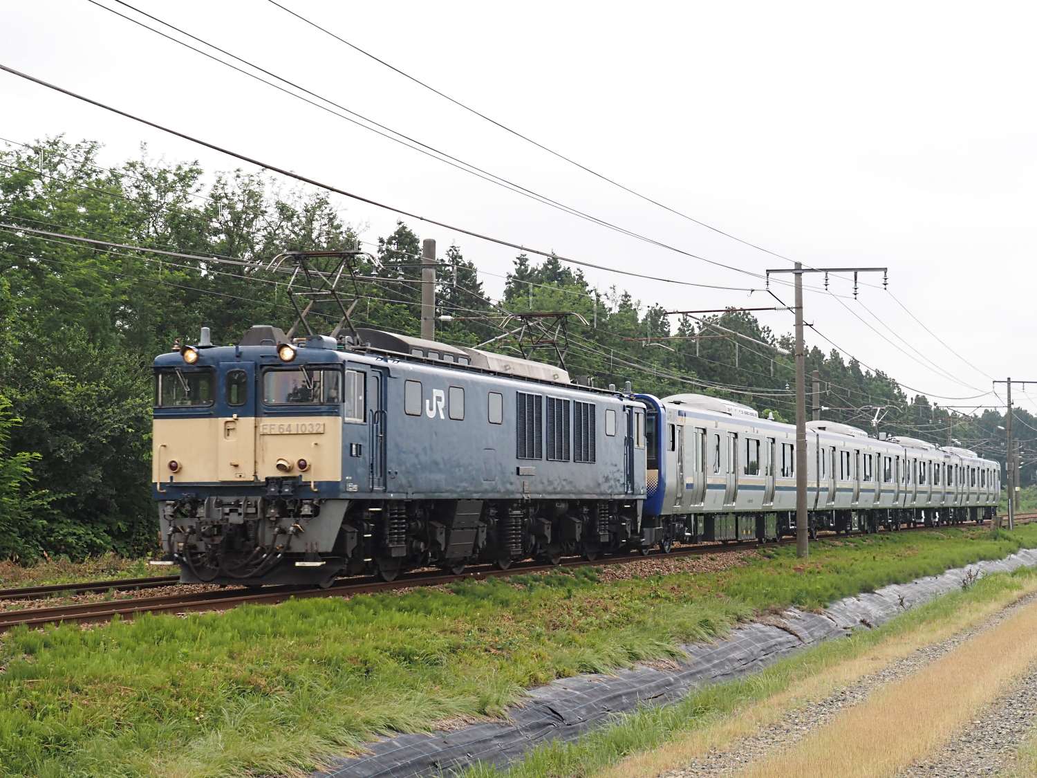 クロテツ007 on Twitter: "6／14（月）、上り配給列車。EF64-1032牽引、E235系 横 ｸﾗ J-13編成・4両。 J-TREC新津出場、新製。 信越本線・帯織～見附 ...