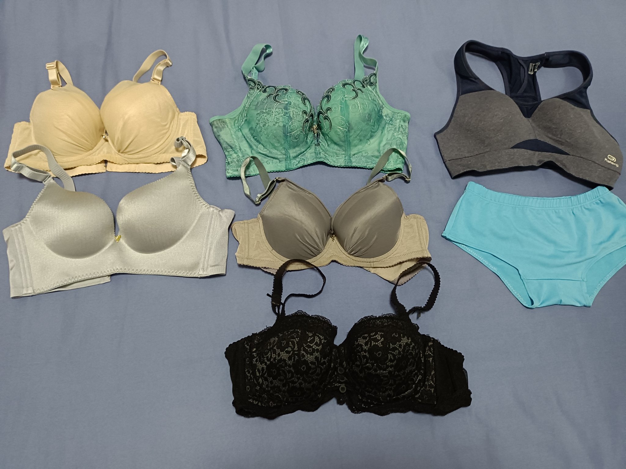 优质原味收藏 on Twitter: "刚大学毕业的小妹妹，一套运动内衣，五件胸罩，80C，对于这个年龄来说已经很大了，再经过后天的抚摸应该可以到D罩杯。第一次收运动内衣，乳香味，内垫还是有孔 ...