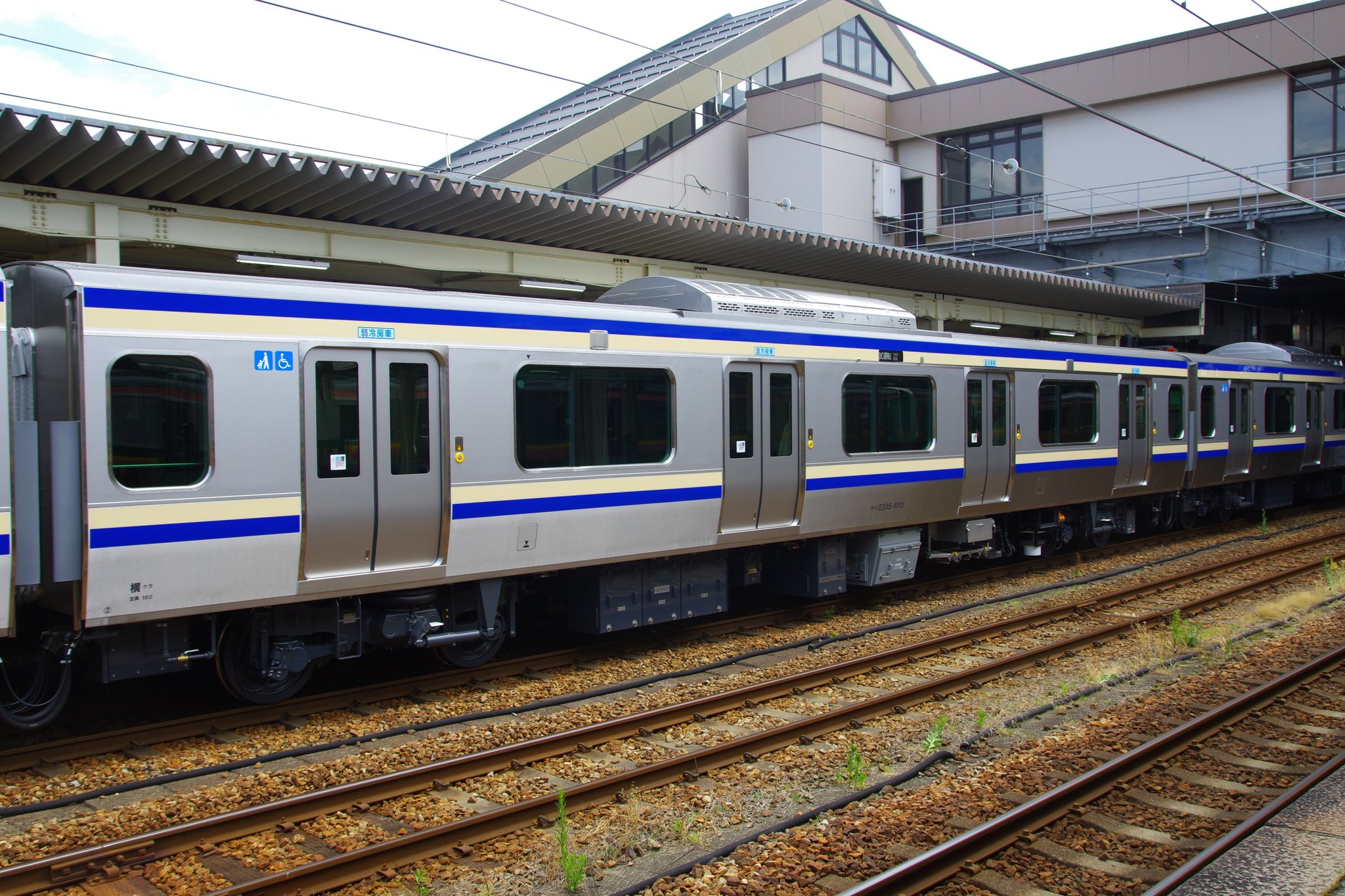 あがき太 on Twitter: "8号車 サハE235 1013にご注目。E235系1000番台では初の線路モニタリング装置を搭載。 https://t.co/hMuINCbJdJ ...