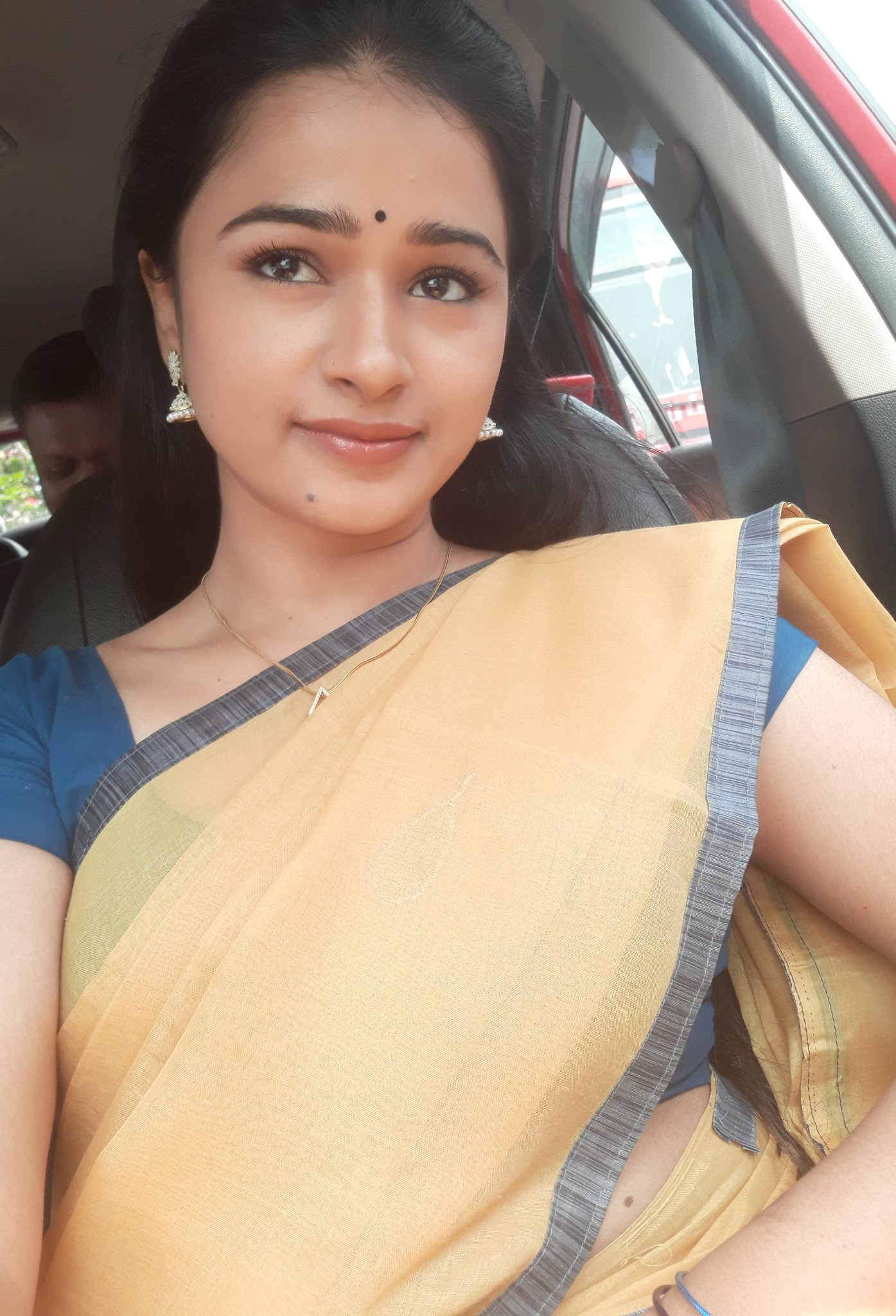 கன்னிகா ரவி @Kannika Ravi on Twitter: "Appa vaangi kodutha old saree but new pic😊 #kannikaravi…