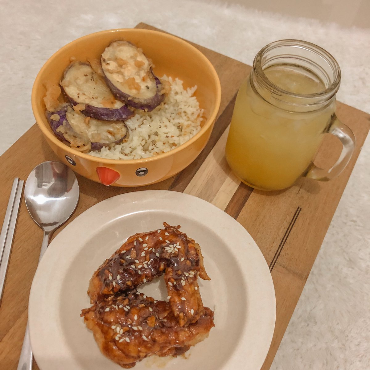 lu bayangin aja, manusia mana yang masak korean sesame chikin + garlic ...