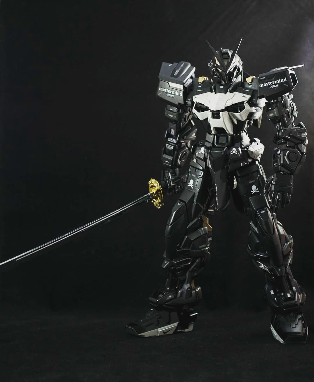 Astray Black Frame