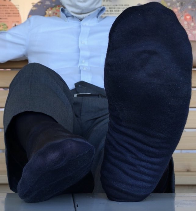 monsuke.navy-socks on Twitter: "ナイソの足裏見せつけられたい。 そしてムリやり、 “俺の足の匂い嗅げ”、とか言われてみたい。 僕はノンケのフリして悶えながらも ...