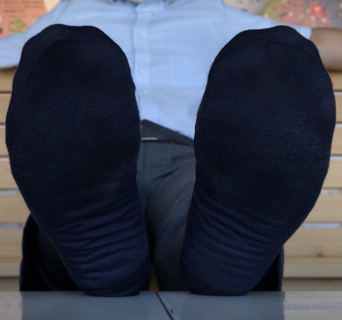 monsuke.navy-socks on Twitter: "ナイソの足裏見せつけられたい。 そしてムリやり、 “俺の足の匂い嗅げ”、とか言われてみたい。 僕はノンケのフリして悶えながらも ...