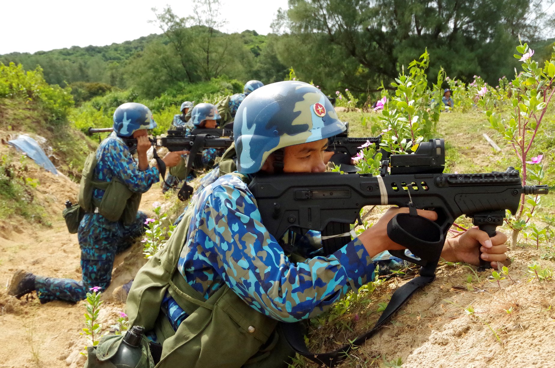 Lee Ann Quann on Twitter: ""A shade of blue" A squad of Vietnam Naval Infantry hunkering down ...