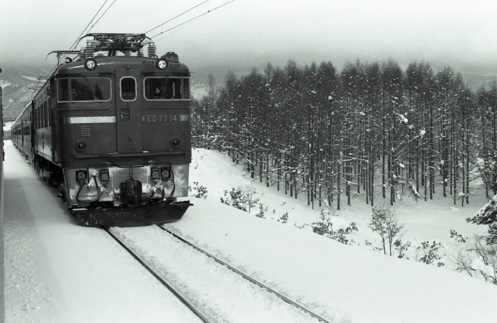 北鉄局⭐️⭐️⭐️ on Twitter: "#ED77の日 #ED7714 #国鉄時代 #磐越西線 雪の沼上信号上での列車交換…