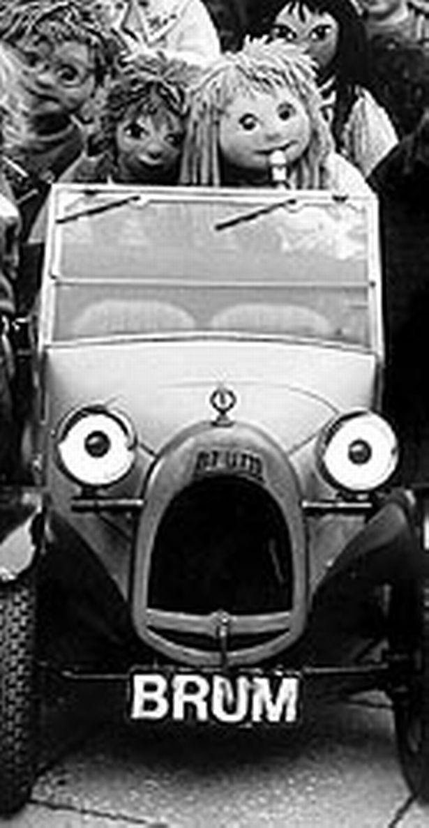 Eddie Barrett on Twitter: "Bob Berk designed the Tots TV cottage, the Rosie and Jim puppets ...