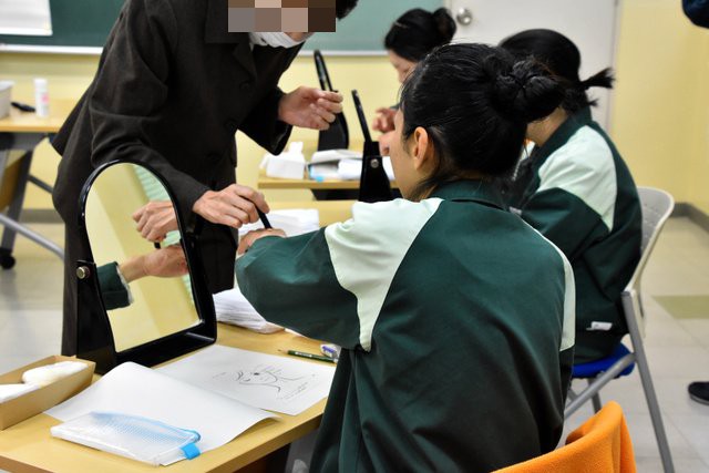 はるか On Twitter 一方、 美祢社会復帰促進センター、 笠松刑務所 等の女子刑務所は緑を基調とした囚人服です。 女子刑務所 女子受刑者 囚人服