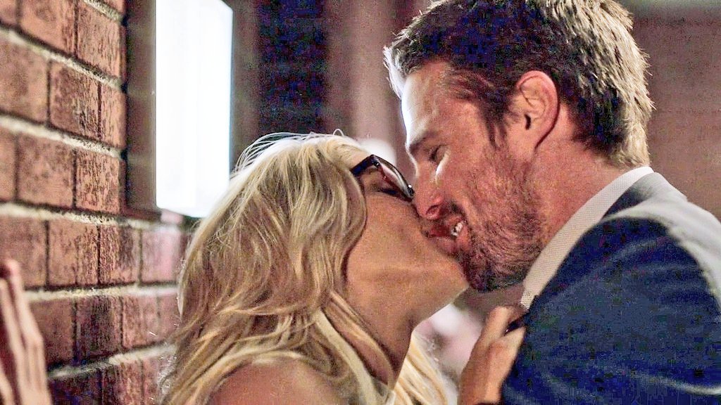Oliver Queen And Felicity Smoak Kiss