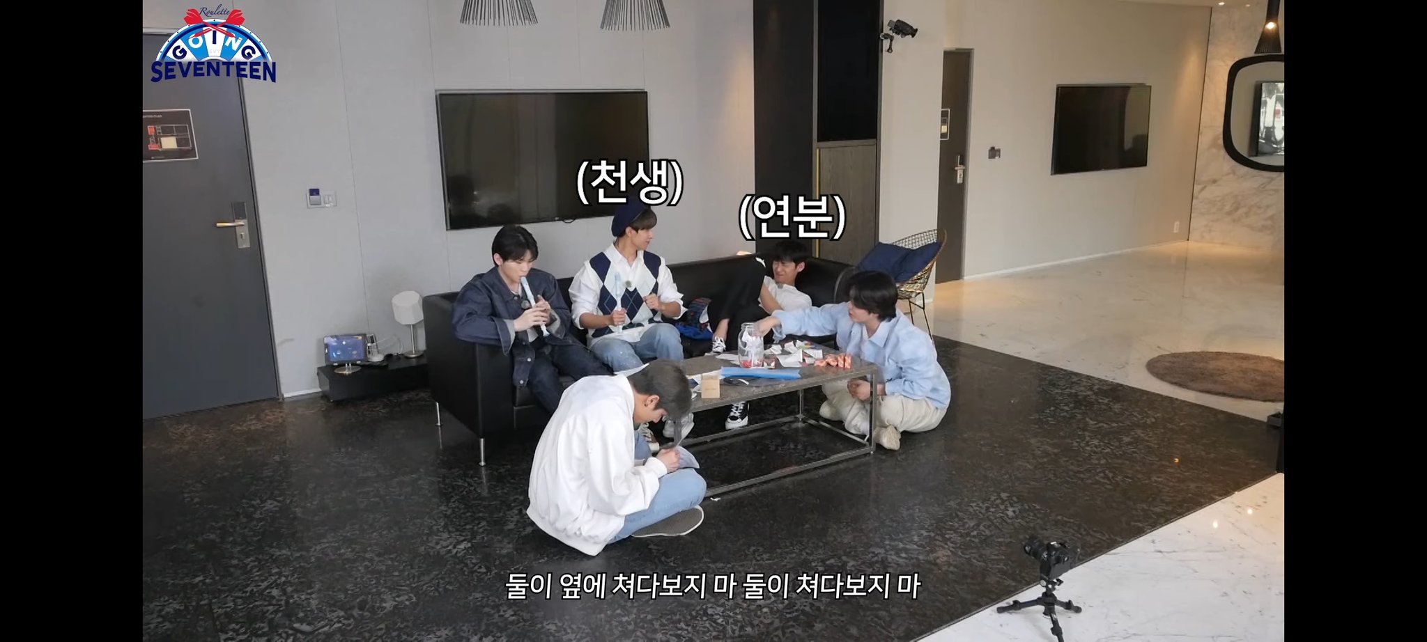 모찌햄찌 HAMZZI ; 🍑🐹 on Twitter: "Coups told Mingyu and Dokyeom to not look each other so that they ...