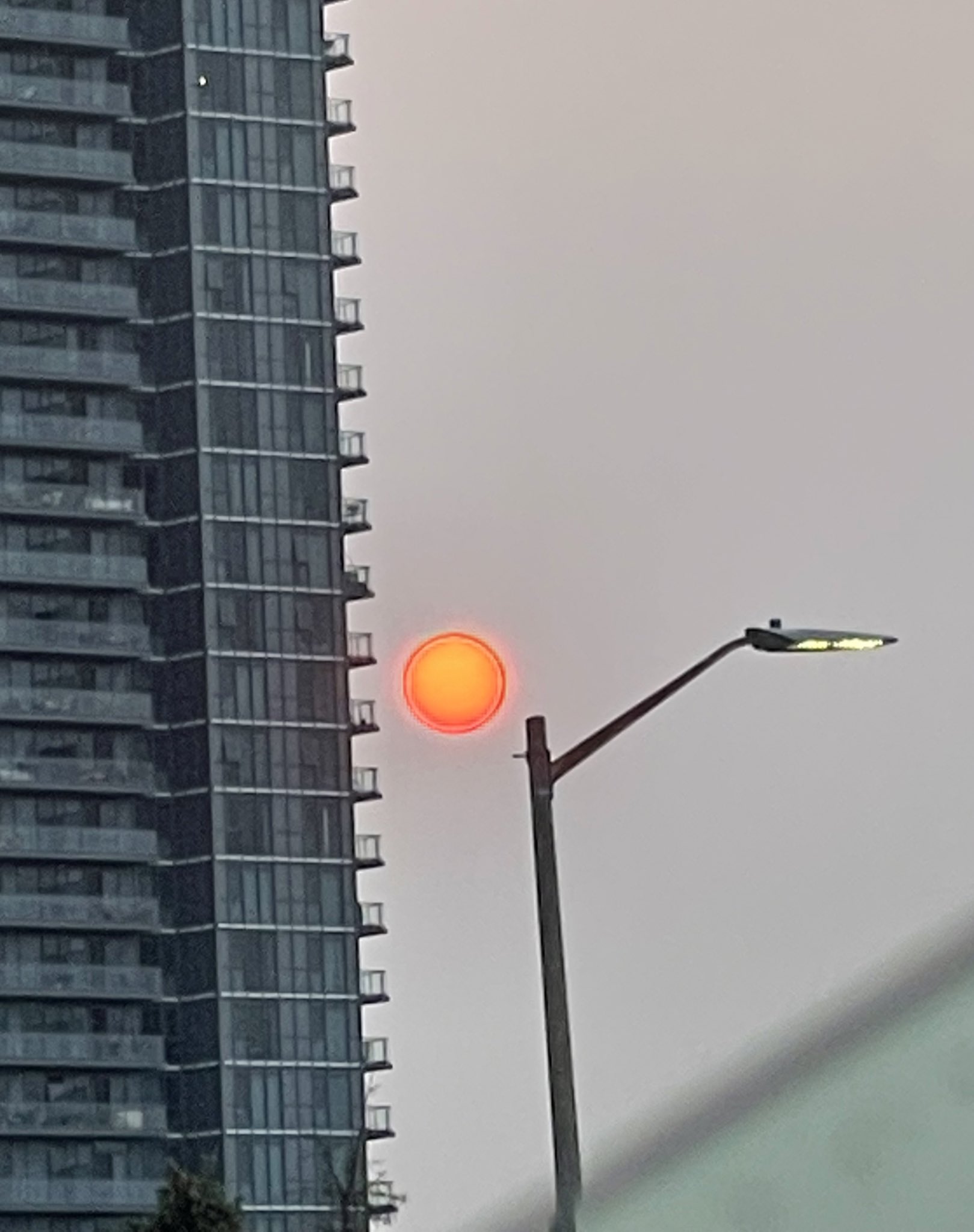 ExplodingTNT on Twitter: "Took a pic of the sun and it looks like a terrible photoshop https://t ...
