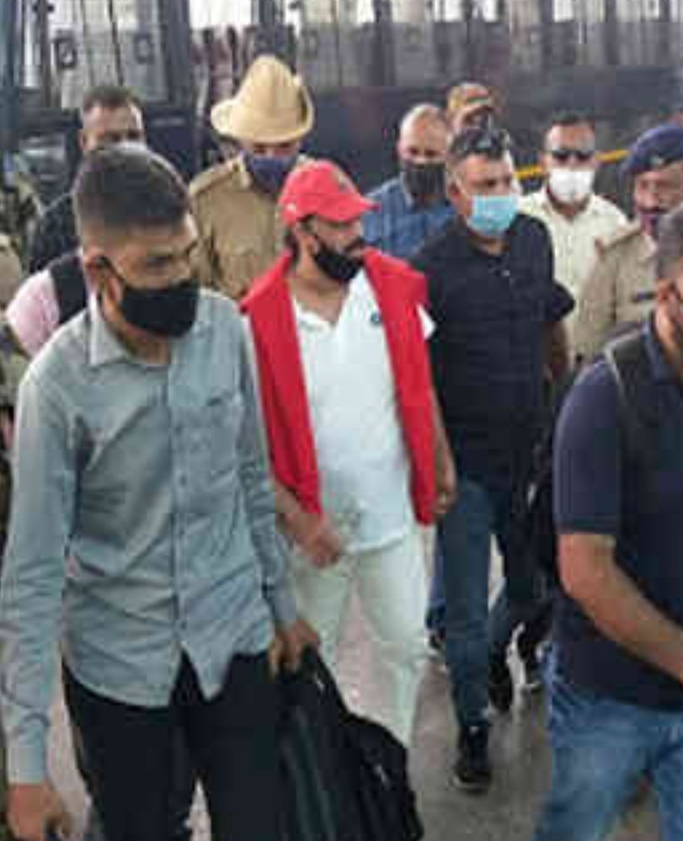 Devanshi Joshi on Twitter: "રવિ પૂજારીને ગુજરાત લવાયો... પણ એ જે સ્ટાઈલથી આવે છે એ તો જુઓ..!!…