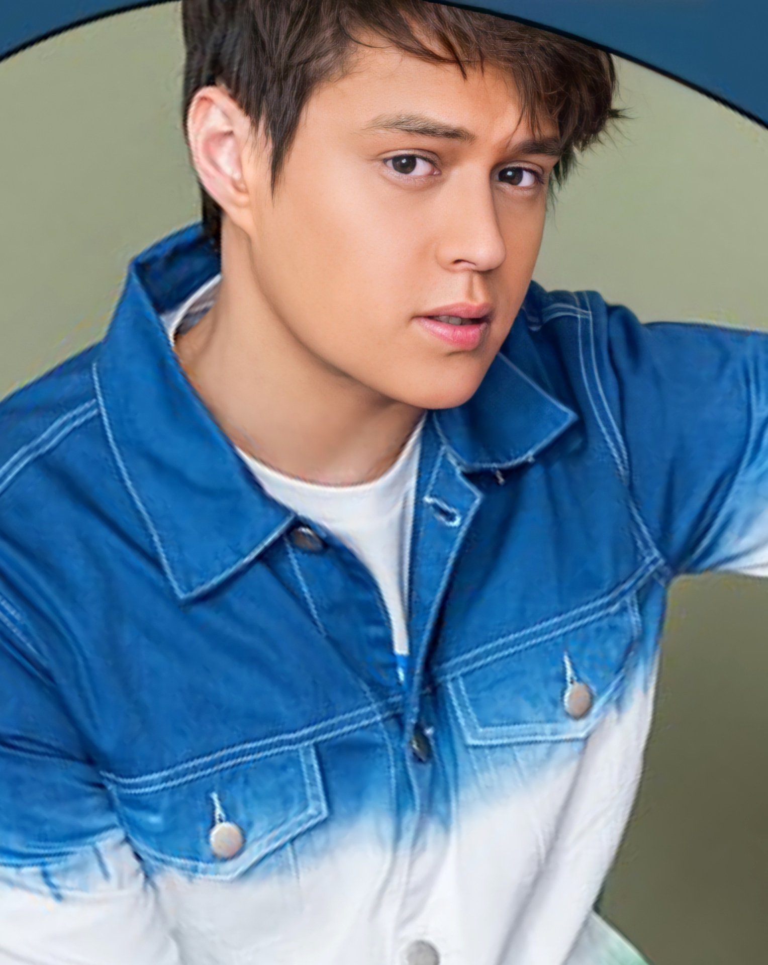 Enrique Gil Wallpaper