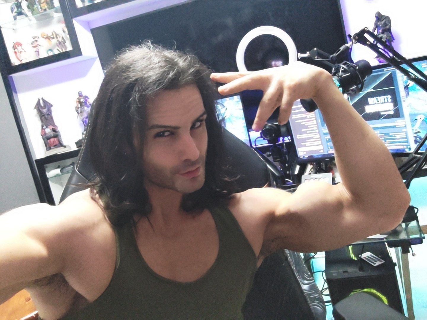 Taryn (Amon 😈) on Twitter: "I am live!! 🖤🖤🖤 Big cosplay reveal 🔥 😘 Join us at https://t.co ...