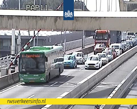 Rijkswaterstaat Verkeersinformatie on Twitter: "Bus staat vast onder de slagboom van de ...